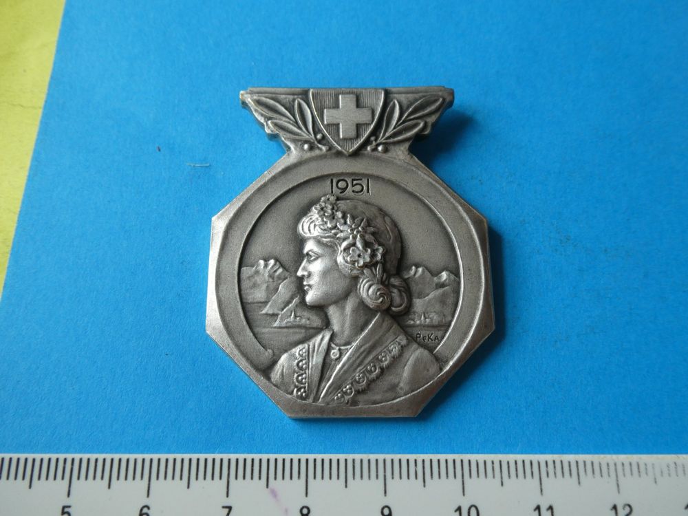 Schweiz, Medaille 1951 Trachtenmädchen (Gebraucht) in Hinterforst für CHF 1 – mit Lieferung auf ...
