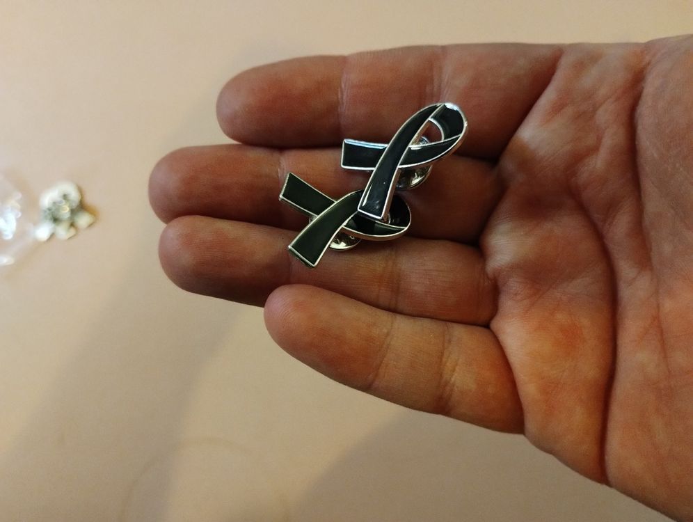 50x Trauer Schleifen Anstecker - Broche Pins ruban noir (Neu und originalverpackt) in Bussigny ...