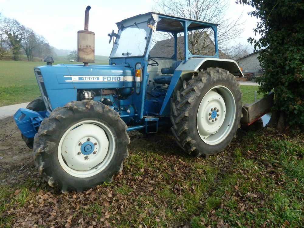 Un tracteur Ford 4600 4x4 (Defekt) in Russy für CHF 5500 – nur Abholung ...