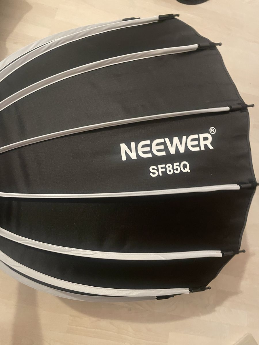 Neewer CB100C RGB LED Light + Parabolic Softbox SF85Q (Neu (gemäss ...