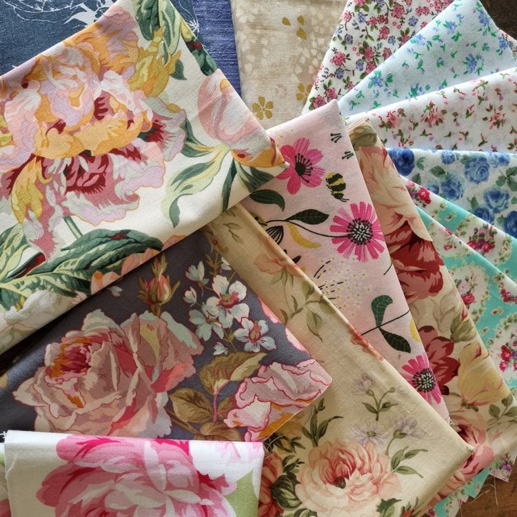 Patchworkstoffe / Blumen-Rosendekor (Neu (gemäss Beschreibung)) in Ermatingen für CHF 8.5 – mit ...