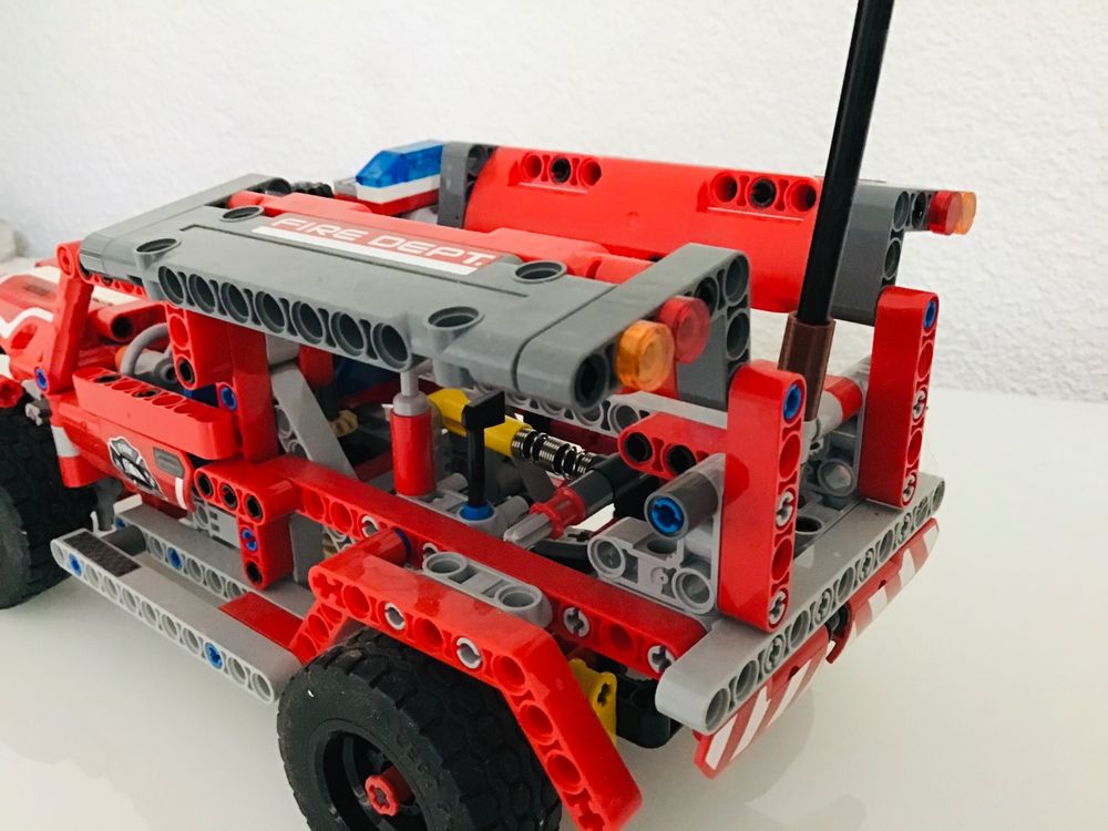Lego Technic Flughafenfeuerwehr42068 + First Responser 42075 (Gebraucht ...