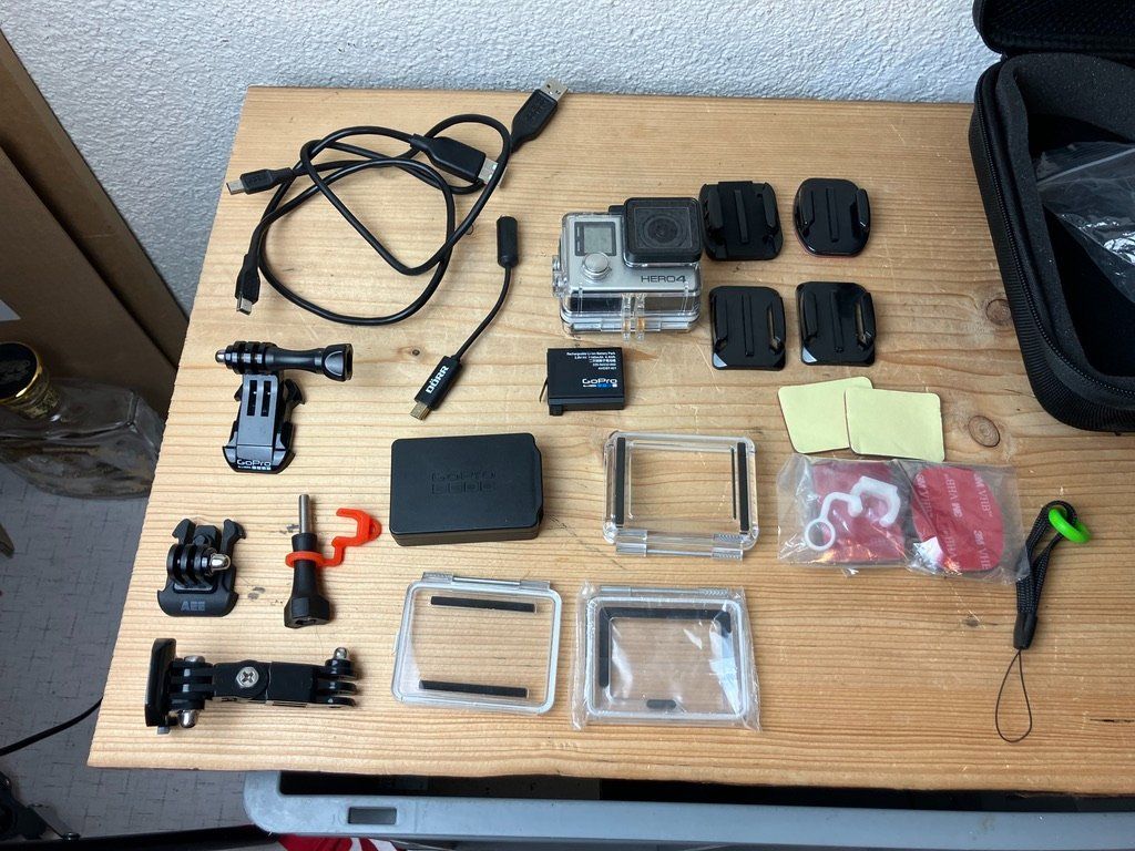 GoPro Hero4 Actioncam mit einigem Zubehör & Box (Gebraucht) in ...