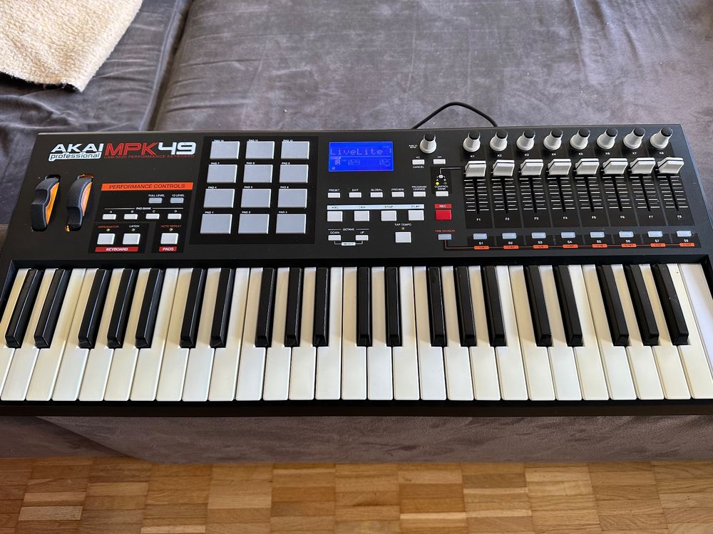 Akai MPK49 Midi Keyboard - Kreativität in den Händen! | Kaufen auf Ricardo