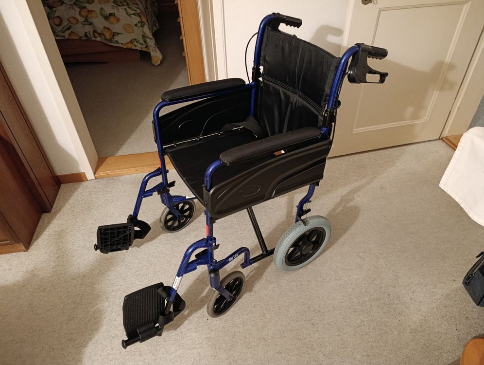 Leichter, wendiger Rollstuhl 'Invacare Alu lite' (Gebraucht) in Eggiwil ...