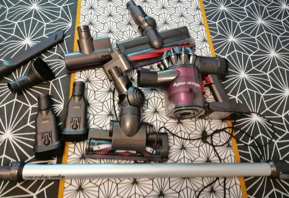Dyson Akku-Staubsauger mit Zubehör V6 | Kaufen auf Ricardo Dyson Akku-Staubsauger mit Zubehör V6 | Kaufen auf Ricardo