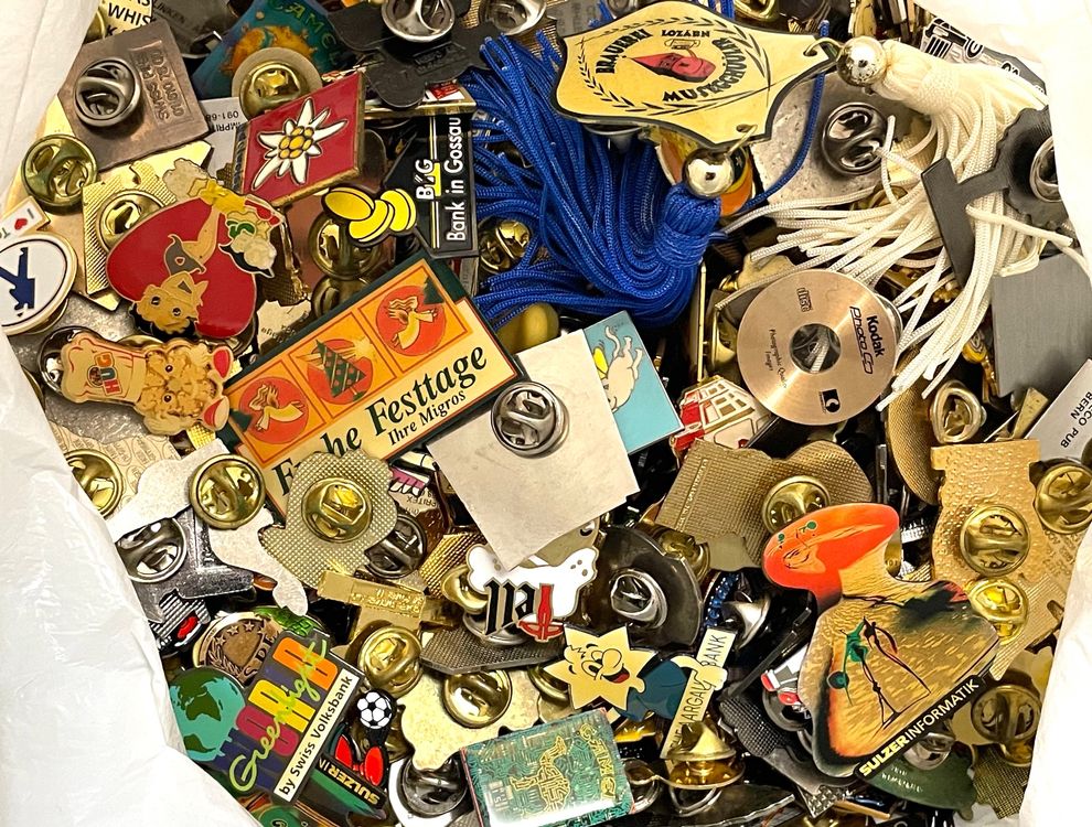 Lot. von über 2'400 Pins / Pin-Sets und Pin-Ordner (Gebraucht) in ...