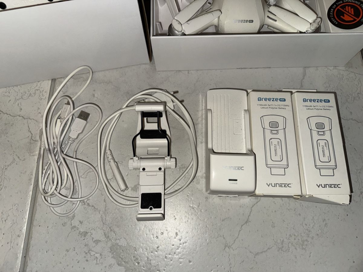 Drohne Yuneec Breeze 4K mit VR Brille, Controller und Akkus (Gebraucht ...