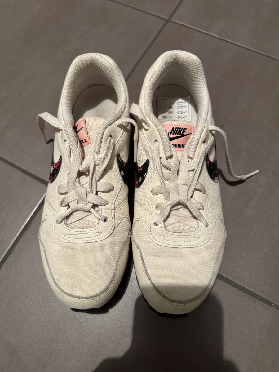 Nike runner trainers UK 4.5 EUR 37.5, floral detail 🌸👟 (Gebraucht) in ...