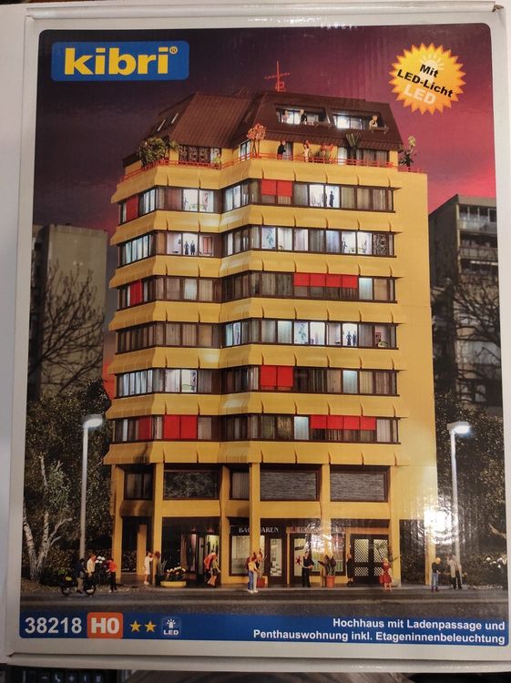 Hochhaus mit Ladenpassage und Penthauswohnung mit LED, H0 (Neu und ...