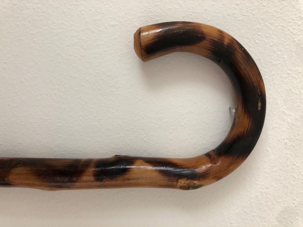 1 Wanderstock, Holz (geformter Ast), lackiert, antik (Gebraucht) in Zürich für CHF 45 – mit ...