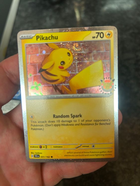 Pokémon Day Pikachu mit Swirl über dem Kopf! (Neu (gemäss Beschreibung ...
