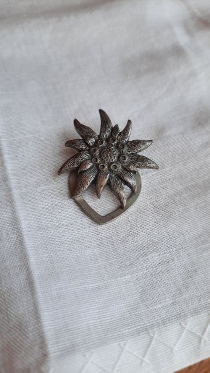 Schöne Brosche Edelweiss Herzform Trachtenschmuck (Gebraucht) in Zuchwil für CHF 3 – mit ...