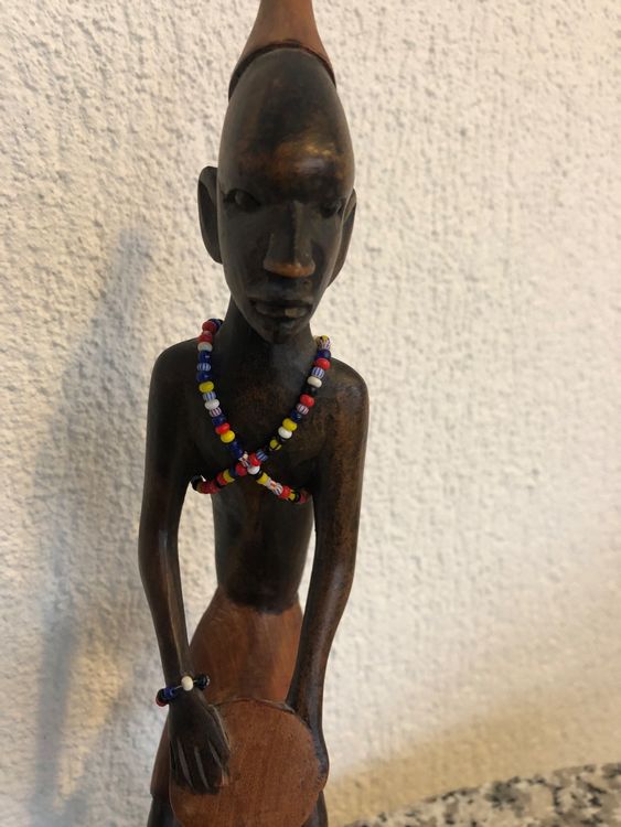 Afrikanische Holzfigur, Trommler mit Perlenkette (Gebraucht) in Liesberg Dorf für CHF 1 – nur ...