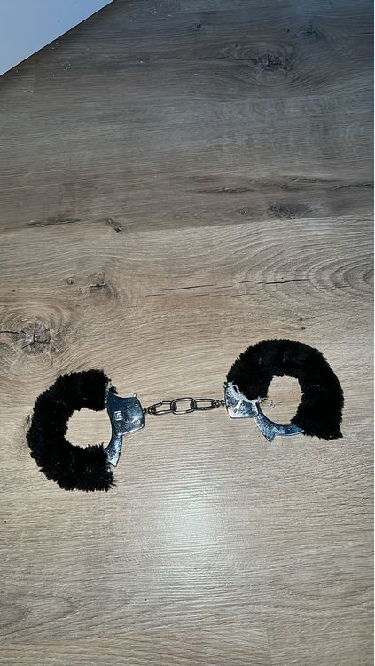 Handschellen mit Kunstpelz | Kaufen auf Ricardo