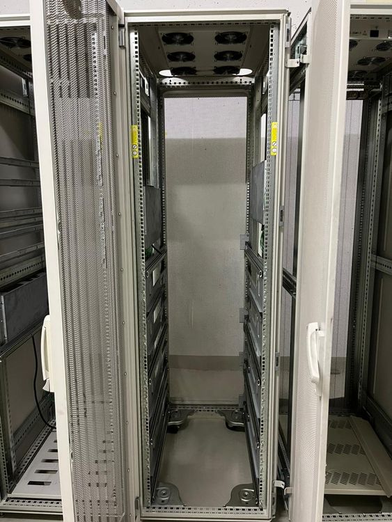 Compaq Server Racks 42U (Gebraucht) in Vaduz für CHF 500 – nur Abholung ...