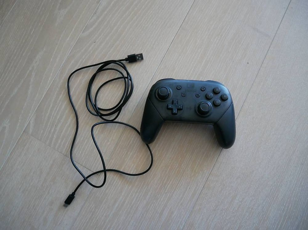 Nintendo Pro Controller (2 à vendre) (Gebraucht) in St-Prex für CHF 29 ...
