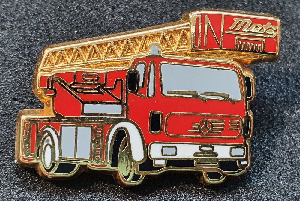 T831 - Pin Feuerweh Auto Metz Mercedes mit Drehleiter (Gebraucht) in ...