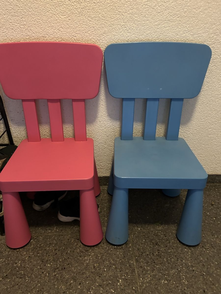 Kids chairs set: one pink, one blue, ideal for play (Gebraucht) in ...