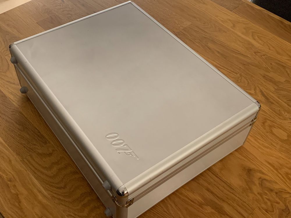 James Bond Alu-Koffer mit 20 Bond DVD Filmen und Zubehör | Kaufen auf ...