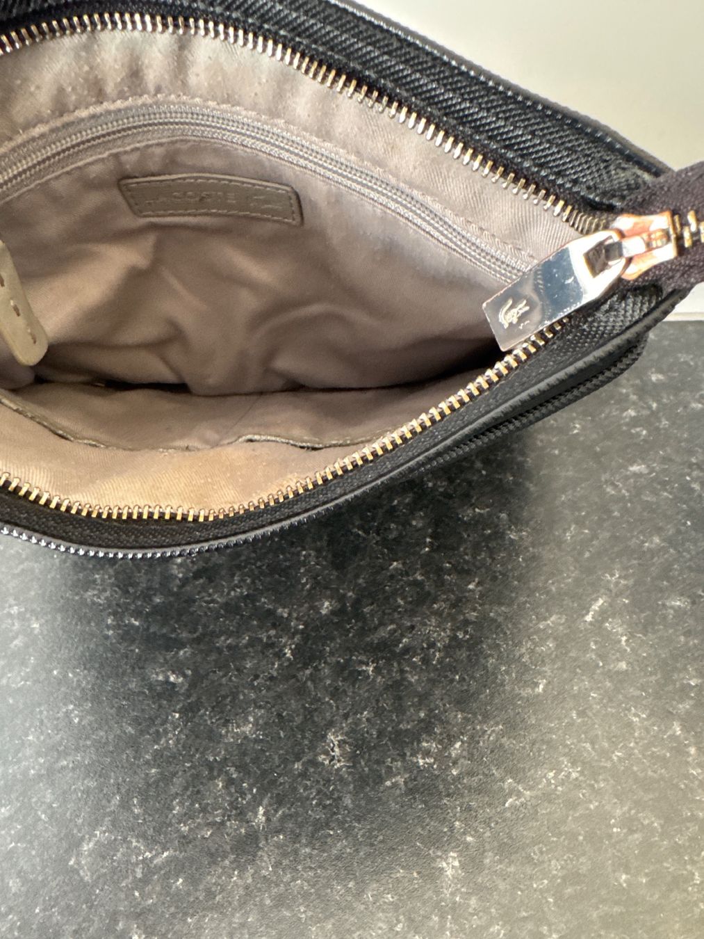 Sac Lacoste en très bon état (D'occasion) à Saillon pour CHF 120 ...