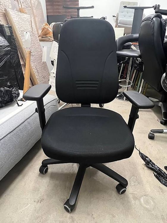 Chaise de bureau bleu foncée avec accoudoir (Gebraucht) in Genève für CHF 50 – nur Abholung auf ...