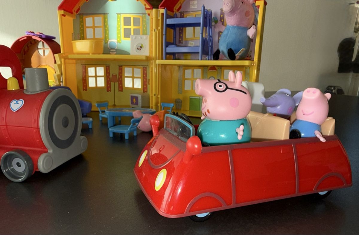 Grosses Peppa Pig Spielset: Haus, Zug, Auto & Figuren (Gebraucht) in ...