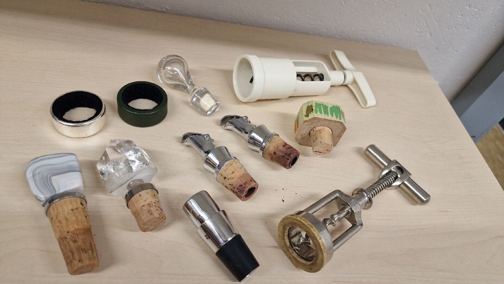 Wein-Set Korenzieher Verschluss Ausgiesser 11-teilig (Gebraucht) in Herisau für CHF 2 – mit ...