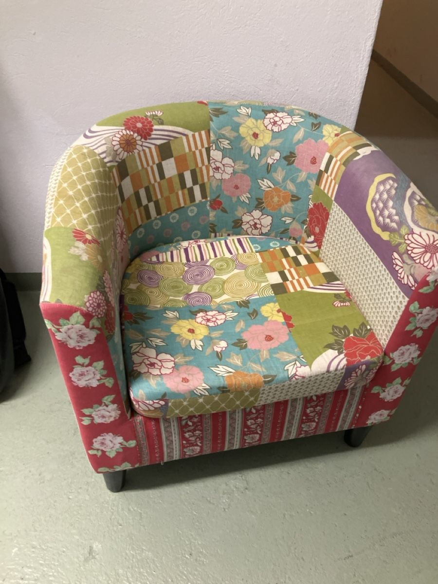 Patchwork-Sessel, bequem und farbenfroh für den Herbst! (Gebraucht) in Nebikon für CHF 10 – nur ...