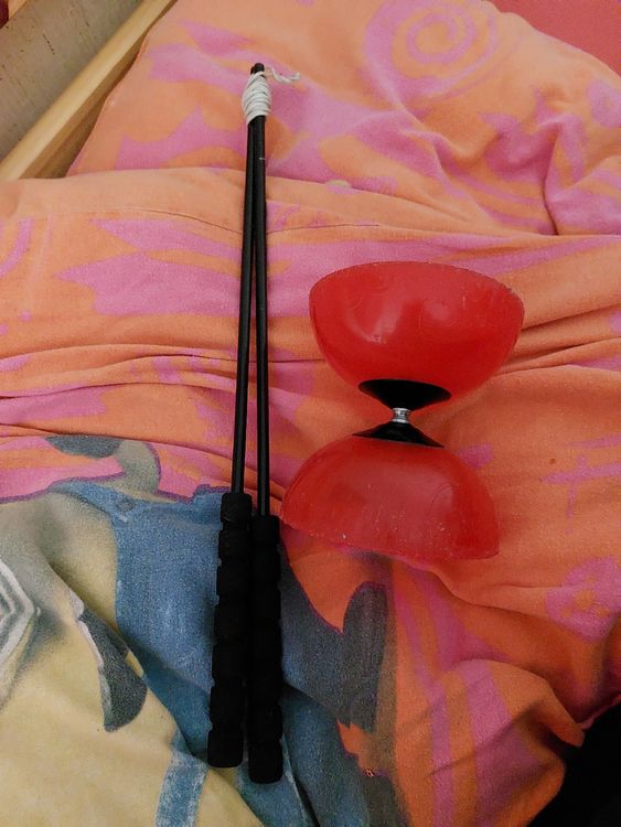 Yo-yo rouge usé mais en correcte (Gebraucht) in Marly für CHF 2 – mit ...