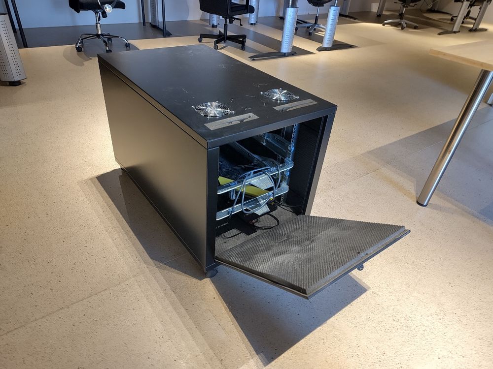 Serverschrank Rack mit Rollen abschliessbar schwarz | Kaufen auf Ricardo