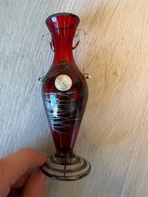 Vase en verre soufflé rouge gravé décor floral Art déco (D'occasion) à ...