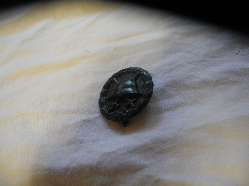 MILITÄR MEDAILLE ORDEN AUSZEICHNUNG BROSCHE HELM KRIEG (Gebraucht) in ...