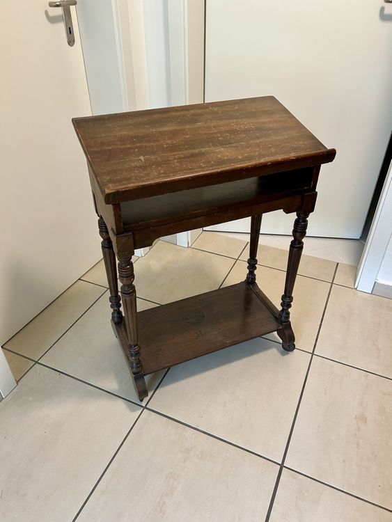 Antiker Beistelltisch aus Holz mit Rollen, Gebrauchsspuren. (Gebraucht ...