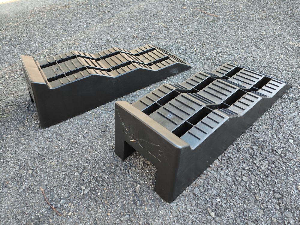 Lot de 2 cales Levelers Thule avec sac de transport (Neu (gemäss Beschreibung)) in Bex für CHF ...