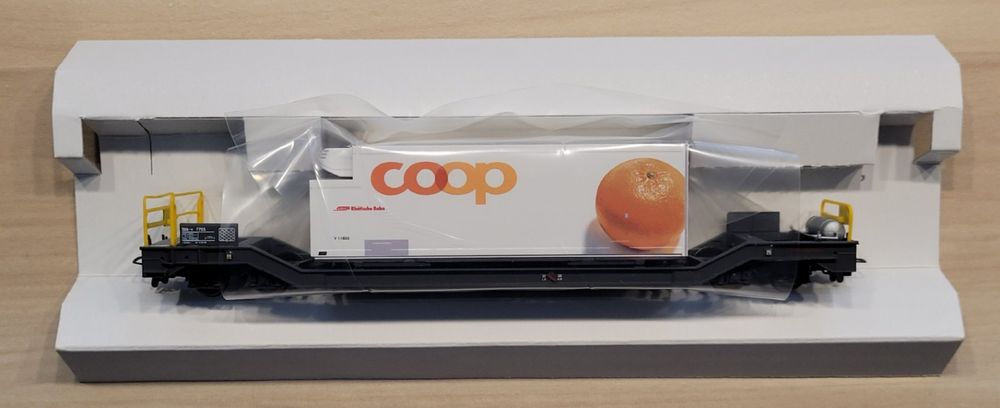 Bemo RhB Sbk-v 7705 Tragwagen m. Coop Container Sondermodell (Neu und originalverpackt) in ...