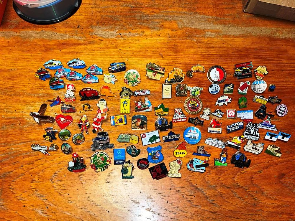 90+ Pin Sammlung (Gebraucht) in Bern für CHF 21 – mit Lieferung auf ...