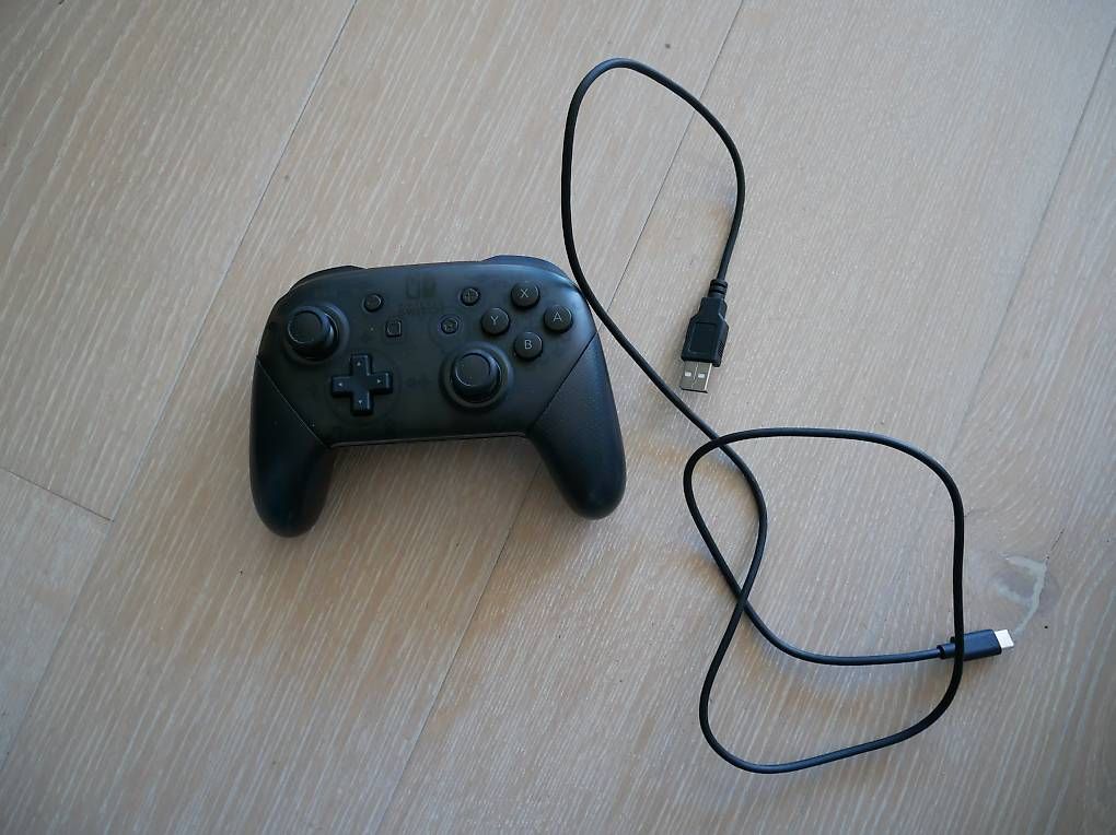 Nintendo Pro Controller (2 à vendre) (Gebraucht) in St-Prex für CHF 29 ...