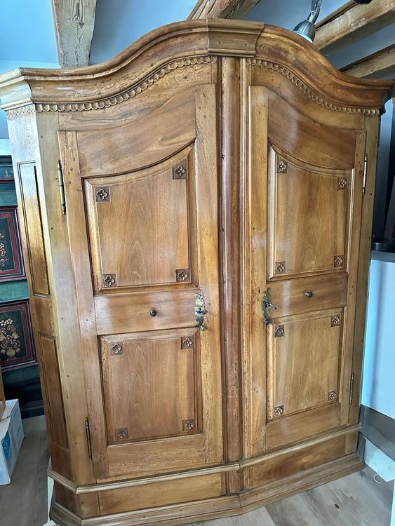 Massiver Antike Nussbaumschrank mit traumhafte Innenleben (Gebraucht) in Uhwiesen für CHF 2000 ...