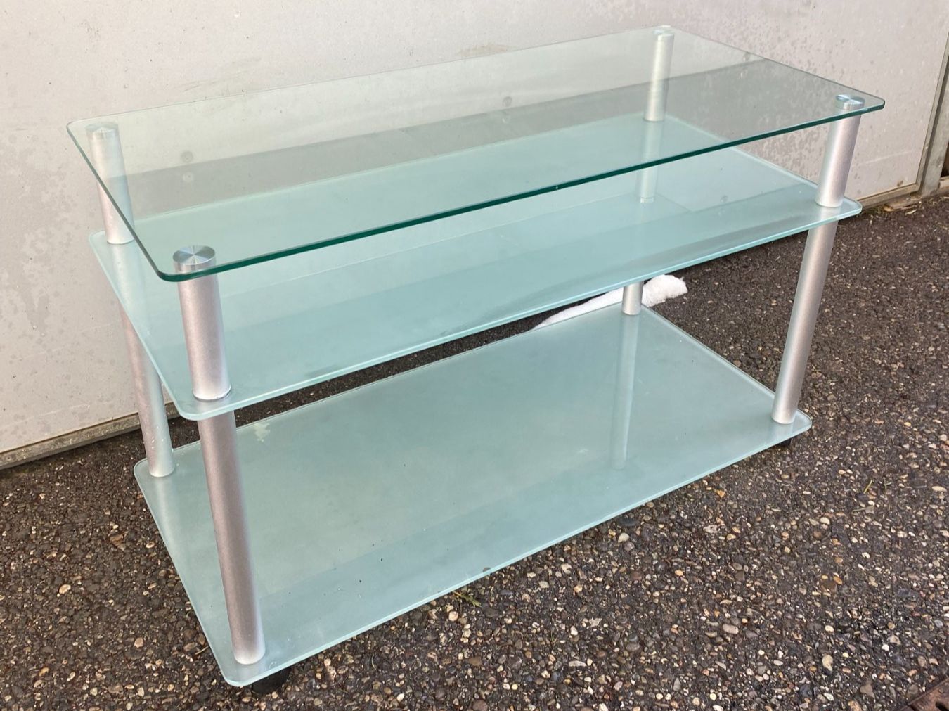 Moderner Glas-TV-Tisch mit 3 Etagen auf Rollen (Gebraucht) in 4852 ...