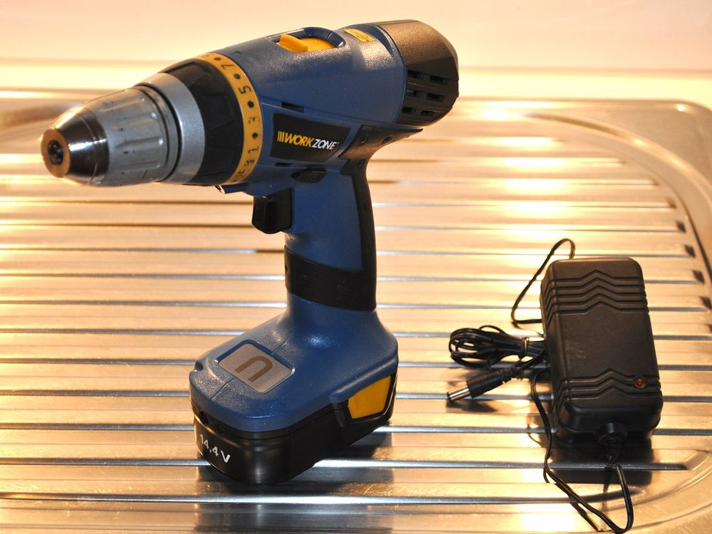Bohrschrauber WORKZONE 14.4V Akku mit Ladegerät und Koffer (Gebraucht ...