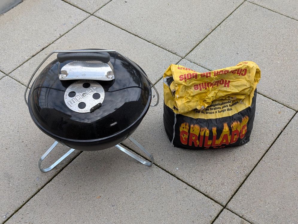 Weber Holzkohlegrill inkl. halber Packung Holzkohle + Bürste (Gebraucht ...