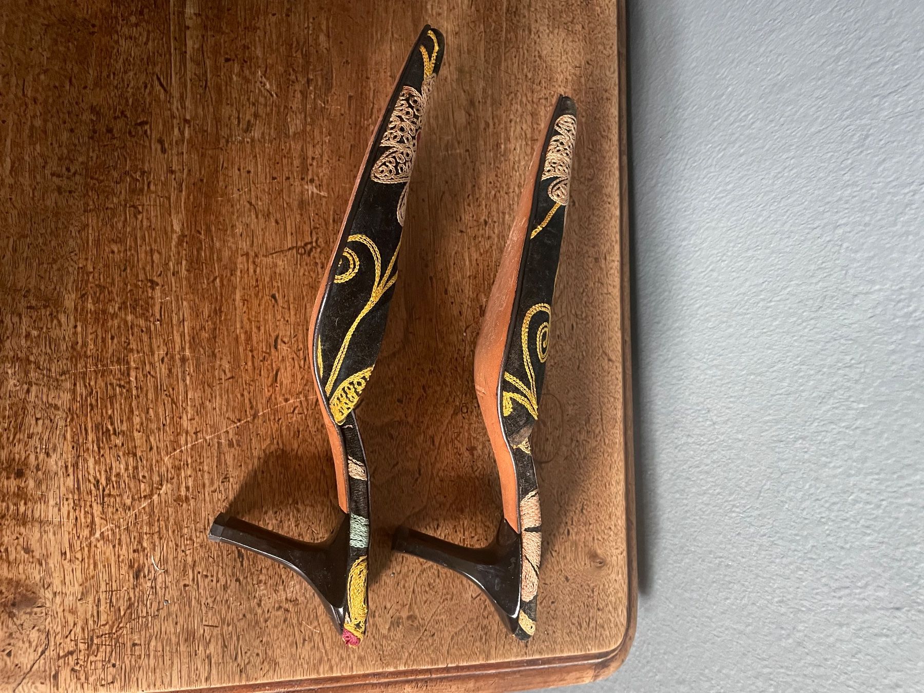 vintage ANTIQUE OBJET - Mules bestickt - Grösse 39 neu (D'occasion) à ...