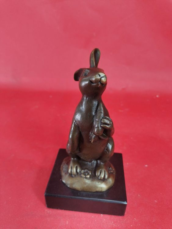 LÄSSIGE SUPER BRONZE HASE MIT SEINER KAROTTE HALTEND (Gebraucht) in Jeuss für CHF 50 – mit ...