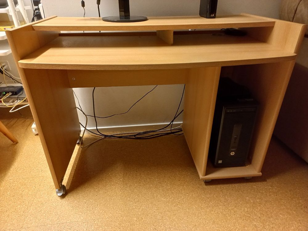 Computertisch aus Holz (Gebraucht) in Sempach für CHF 5 – nur Abholung ...