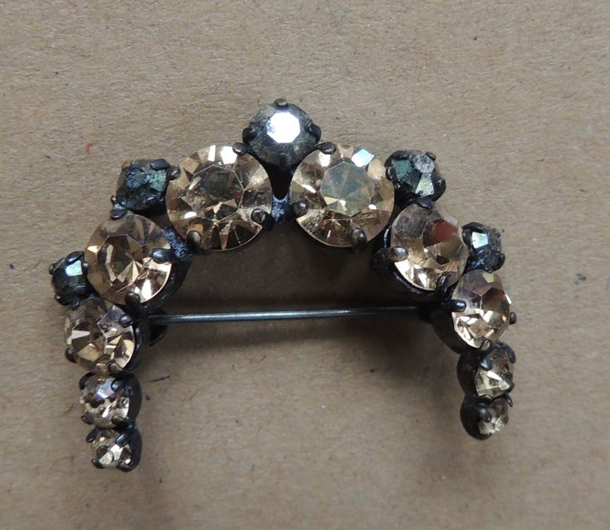 Brosche mit Strass (Gebraucht) in Waldenburg für CHF 3 – mit Lieferung ...