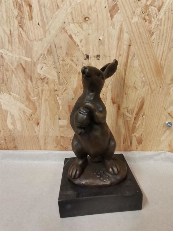 BRONZE HASE MIT EINEM BALL AUF DER ARM | Kaufen auf Ricardo