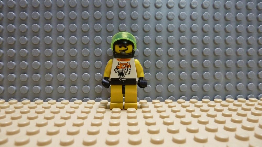 Lego Race -Yellow Tiger Driver Minifigure (Gebraucht) in Bellinzona für ...