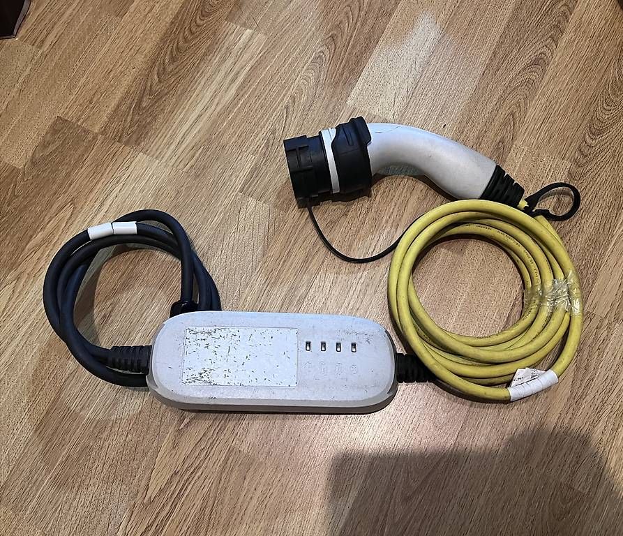 Original VW Ladekabel 230V - Steckdose E-Auto (Gebraucht) in ...