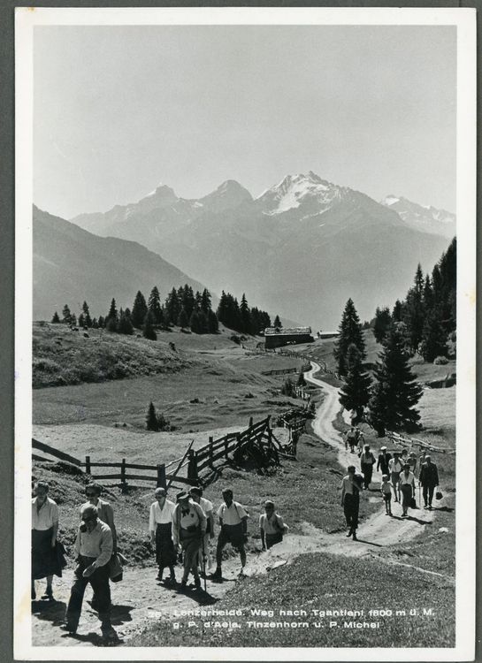 AK sw Lenzerheide GR Weg nach Tgantieni Wandervolk ≈ 1965 (Gebraucht) in Basel für CHF 5 – mit ...